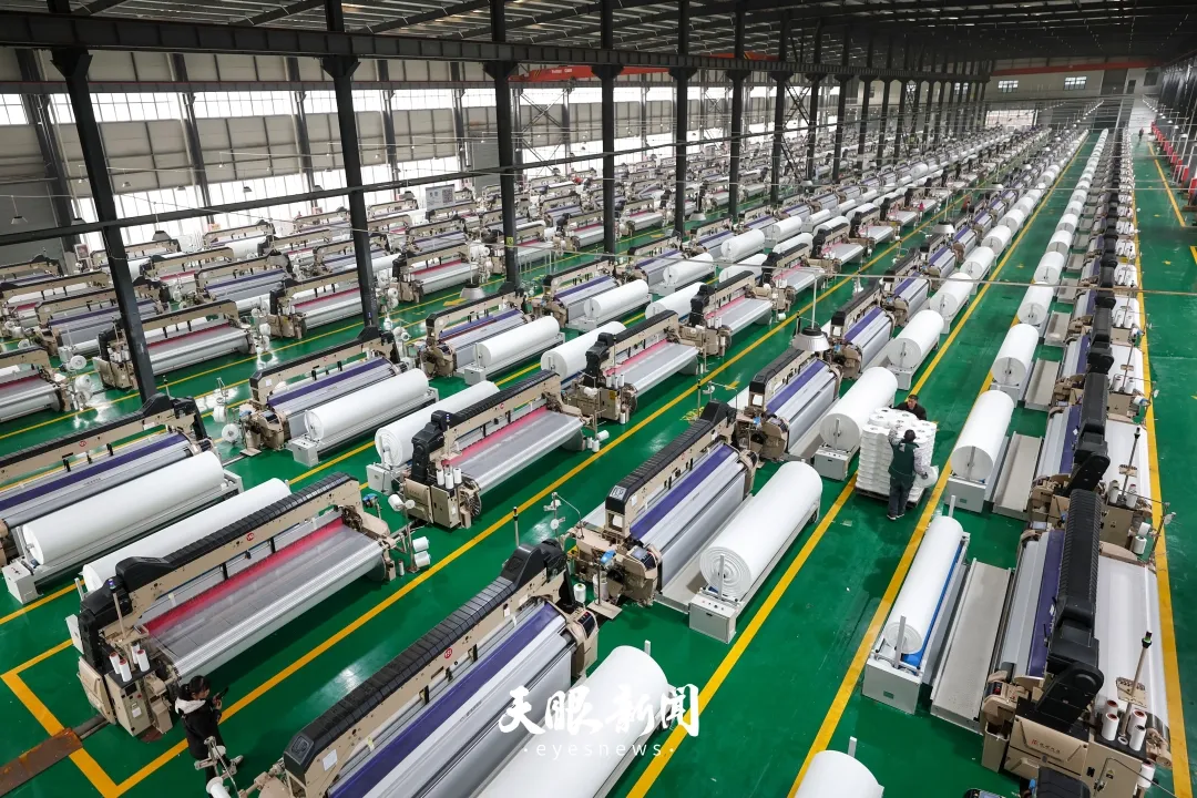 12月17日，毕节市高新区各纺织企业生产车间内，工人正加紧生产各类织带产品，全力以赴冲刺四季度。陈曦 摄